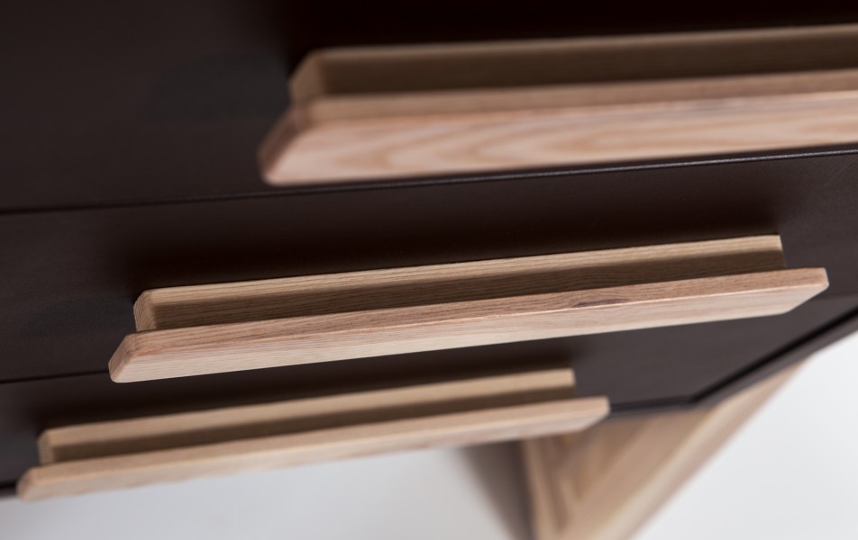 Dizaina kumode K1 ar trim atvilktnēm. Izmantotas MDF un koka detaļas.